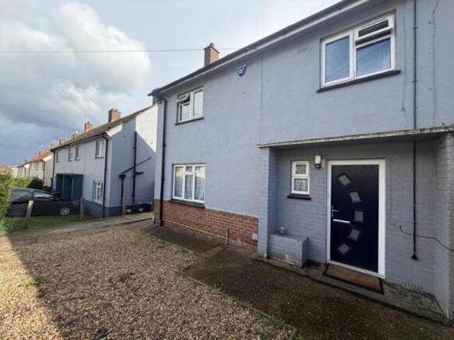 4 bedroom semi detached house for rent in Pembroke Road, Northampton, NN5