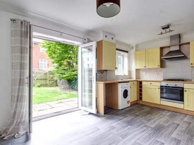 4 bedroom semi detached house for rent in Pillowell Drive, GRH.