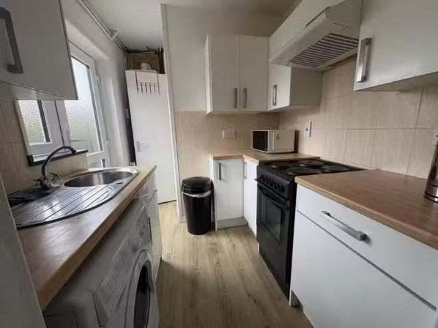 4 bedroom semi detached house for rent in Pretoria Road, Cante.
