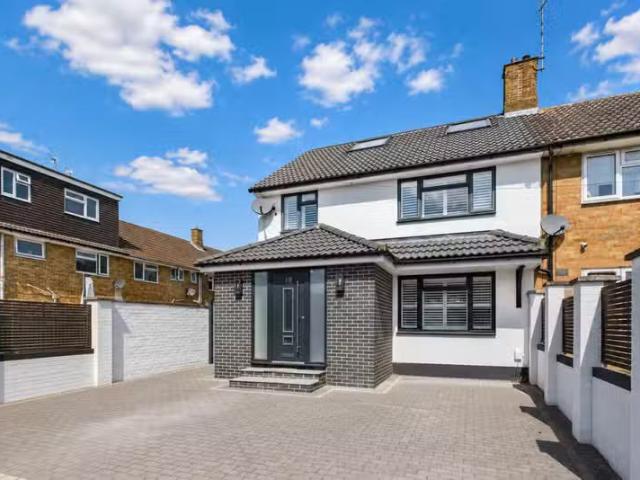 4 bedroom semi detached house for rent in Pulleys Close, Hemel.