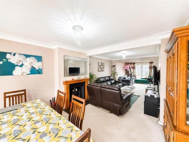 4 bedroom semi detached house for rent in Randalls Drive, Hutton, Brentwood, CM13
