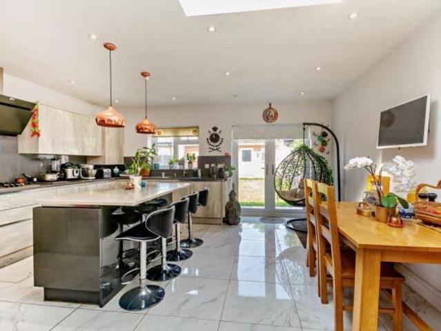 4 bedroom semi detached house for rent in Ravenswood Crescent, HA2