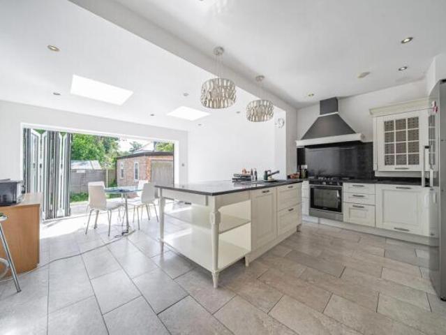 4 bedroom semi detached house for rent in Romeyn Road, Streatham, London, SW16