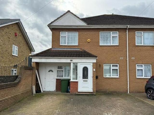 4 Bedroom Semi detached House For Rent In Romford, London