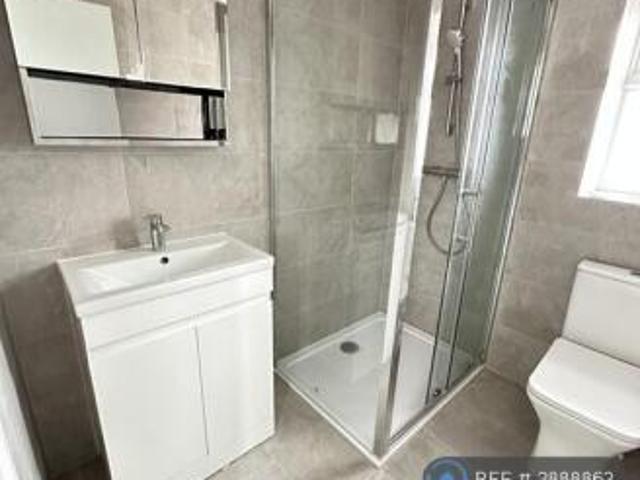 4 bedroom semi detached house for rent in Robin Lane, London, NW4