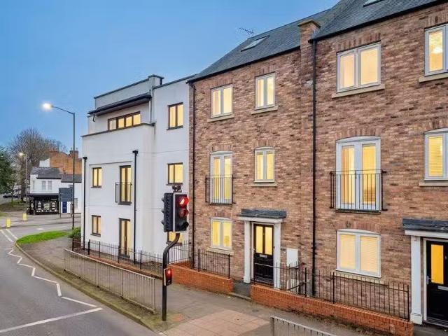 4 bedroom semi detached house for rent in Rugby Road, Leamingt.