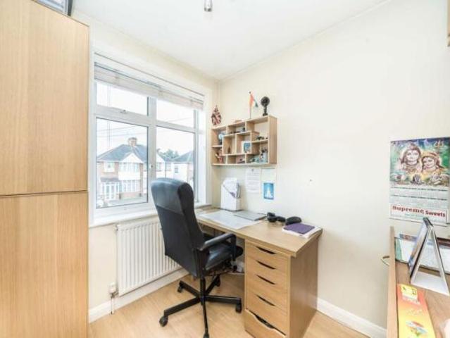 4 bedroom semi detached house for rent in Sandhurst Road, London, NW9
