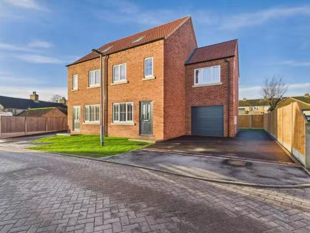 4 bedroom semi detached house for rent in Saffre Close, Winter.