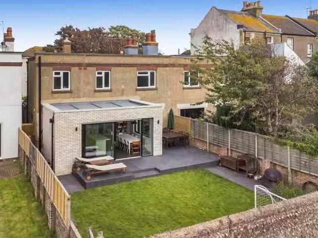4 bedroom semi detached house for rent in Selden Road, Worthin.