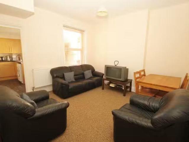 4 bedroom semi detached house for rent in Shelbourne Road, Bou.