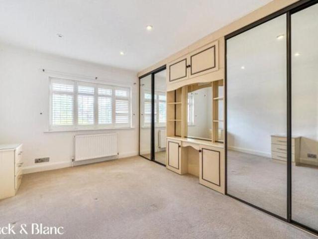 4 bedroom semi detached house for rent in Sherwood Way, West Wickham, BR4