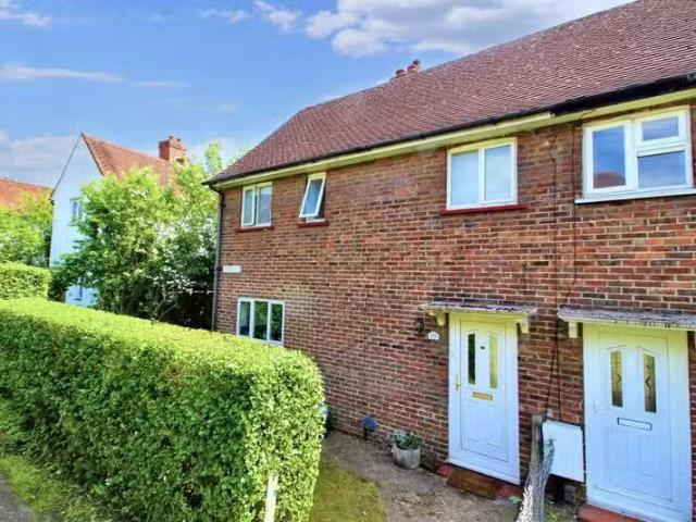 4 bedroom semi detached house for rent in Southway, Guildford.