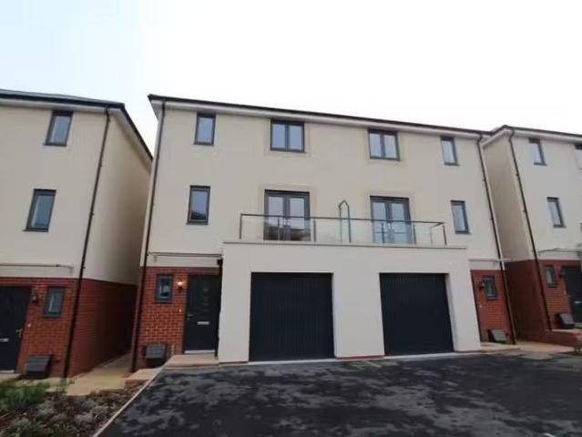 4 bedroom semi detached house for rent in Slade Baker Way Sc.