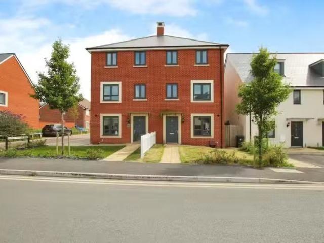 4 bedroom semi detached house for rent in Slade Baker Way Sc.