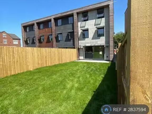 4 bedroom semi detached house for rent in Spring Meadows, Leed.