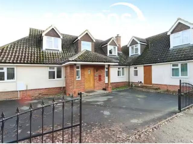 4 bedroom semi detached house for rent in St. Johns Road, Farn.