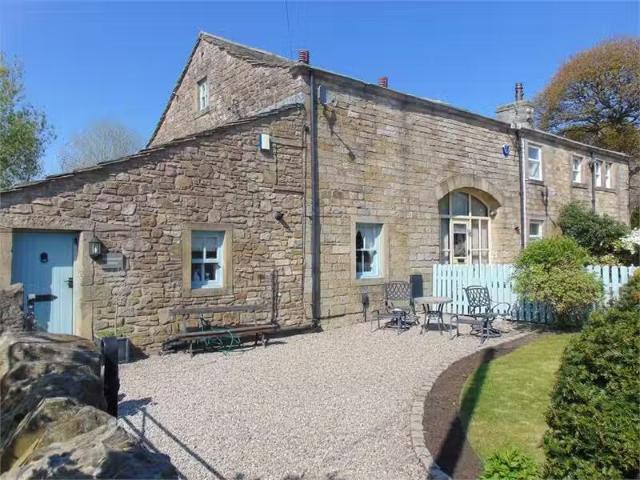 4 bedroom semi detached house for rent in Standenhall Drive, B.