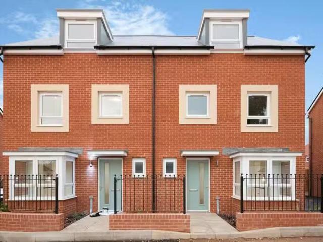 4 bedroom semi detached house for rent in Sunflower Road, Lyde.