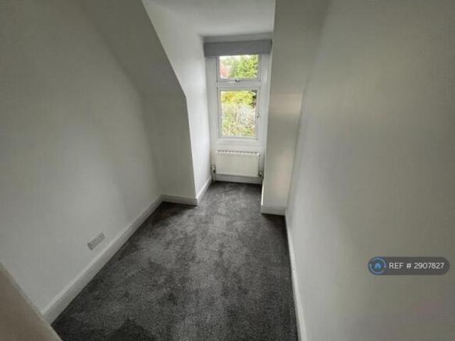 4 bedroom semi detached house for rent in Sunnyfield, London, NW7