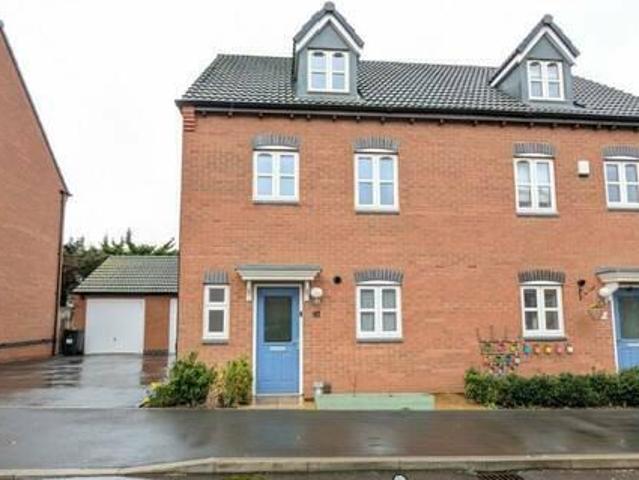 4 bedroom semidetached house for rent in Autumn Close NG2