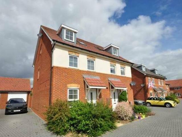 4 bedroom semidetached house for rent in Daffodil Way Havant PO9