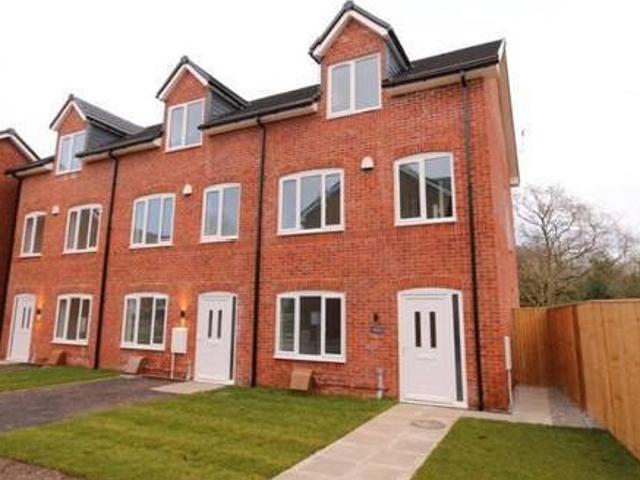 4 bedroom semidetached house for rent in Hillside Close Hyde SK14