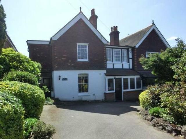 4 bedroom semidetached house for rent in Hillside Drive DA12 1NY DA12