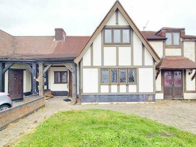 4 bedroom semidetached house for rent in Lawns Way Romford RM5
