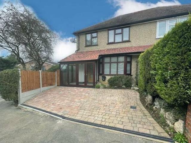 4 bedroom semidetached house for rent in Park Road Brentwood Essex CM14