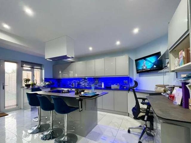 4 bedroom semidetached house for rent in Pickford Close Bexleyheath DA7