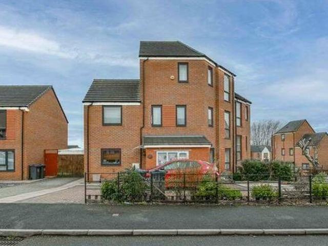4 bedroom semidetached house for rent in Topland Grove Birmingham B31