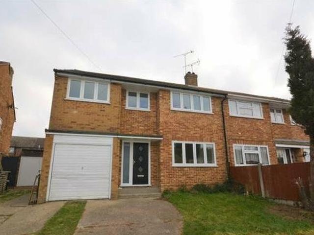 4 bedroom semidetached house for rent in Whitethorn Gardens Chelmsford CM2