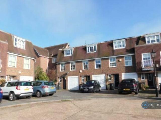 4 bedroom semidetached house for rent in Wroths Path Loughton IG10