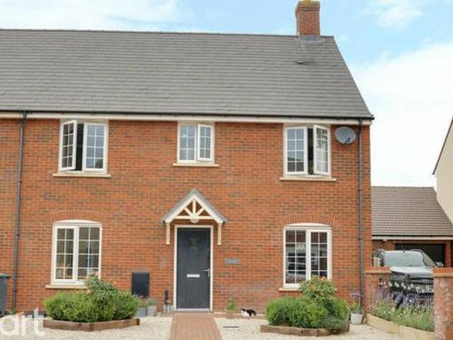 4 bedroom semidetached house for sale in Avocet Road Bedford MK42