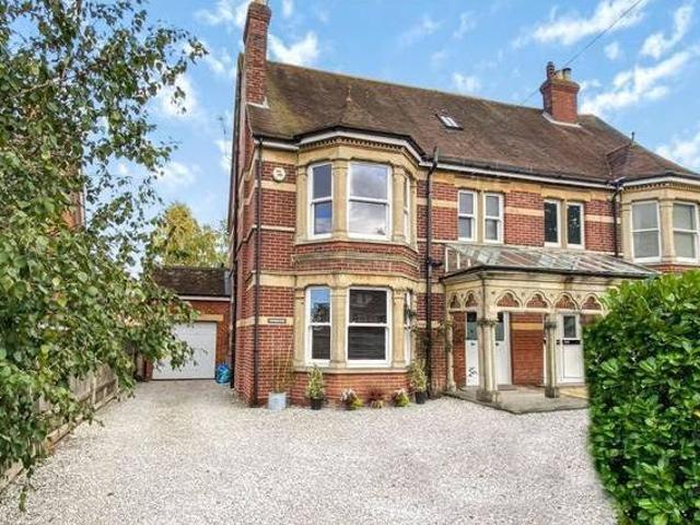 4 bedroom semidetached house for sale in Basingstoke Road Spencers Wood Reading RG7 RG7