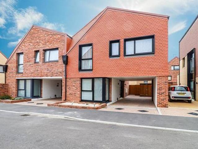 4 bedroom semidetached house for sale in Caxton Way Basildon SS14