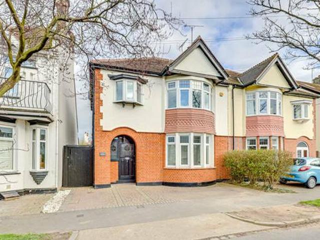 4 bedroom semidetached house for sale in Fernleigh Drive Leighonsea SS9