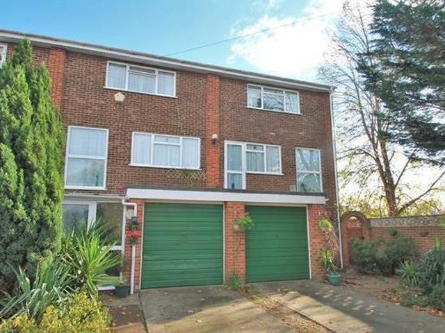 4 bedroom semidetached house for sale in Gordon Road GRAVESEND DA11 9JW DA11