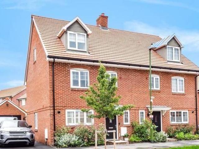 4 bedroom semidetached house for sale in Rhodes Way Billingshurst RH14