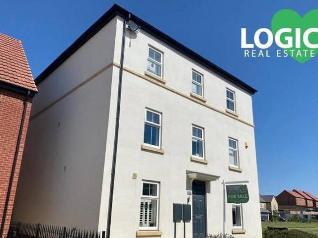 4 bedroom semidetached house for sale in Turnberry Avenue WF7 WF7