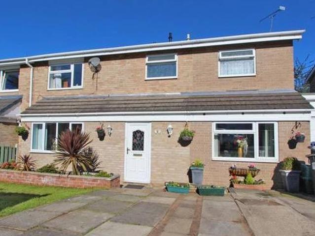 4 bedroom semidetached house for sale in Vicarage Close Cantley DONCASTER DN4 DN4