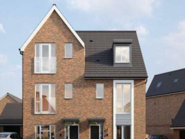 4 bedroom semidetached house for sale in Worsell Drive Copthorne RH10 3YR RH10