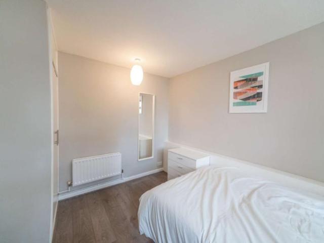 4 Bedroom Shared Living/roommate London London 101671724