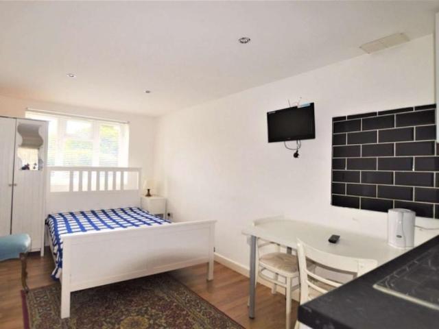 4 Bedroom Shared Living/roommate London London 101737508