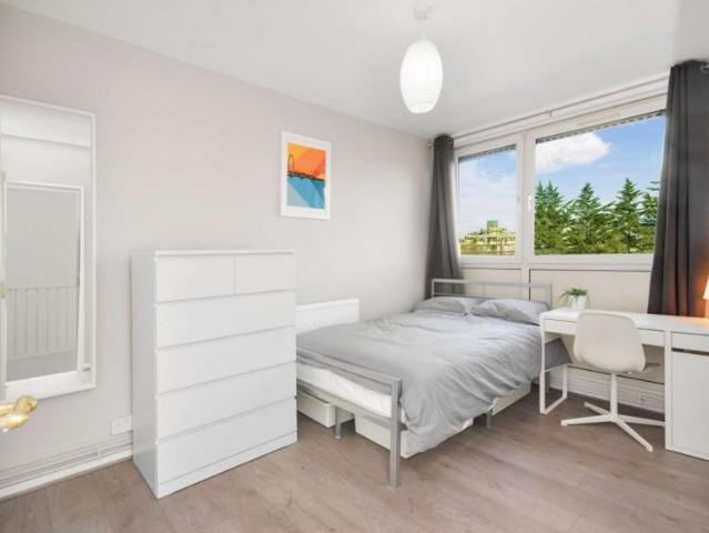 4 Bedroom Shared Living/roommate London London 101772553