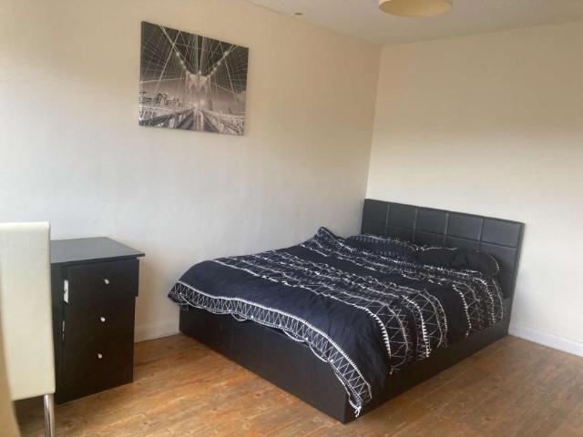 4 Bedroom Shared Living/roommate London London 101814788