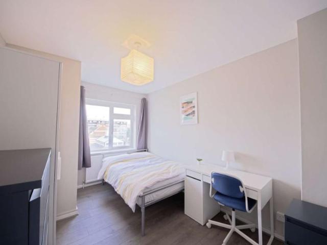 4 Bedroom Shared Living/roommate London London 101817478