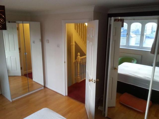 4 Bedroom Shared Living/roommate London London 101824282