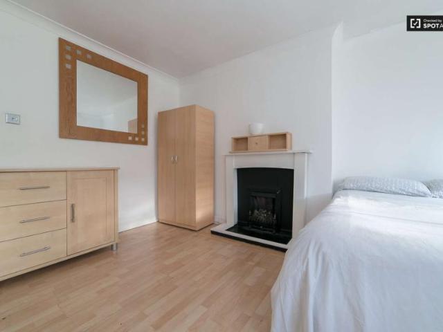 4 Bedroom Shared Living/roommate London London 101824847