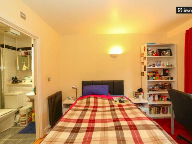 4 Bedroom Shared Living/roommate London London 101836869